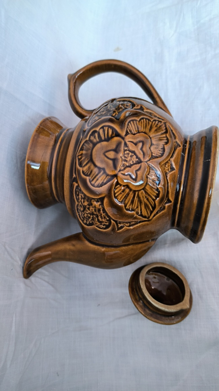 Керамический чайник и кувшин