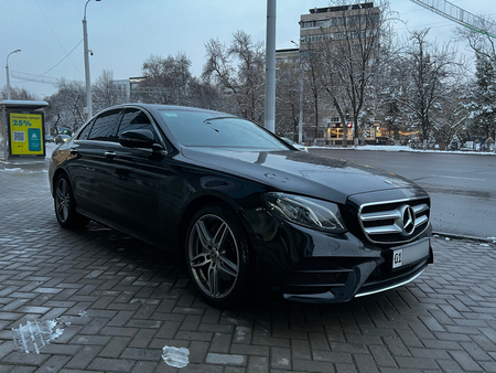•Mercedes-Benz E200•