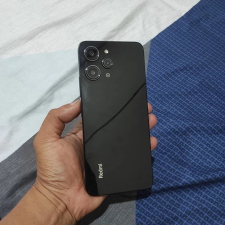 Redmi 12.  Xotirasi 8/256.