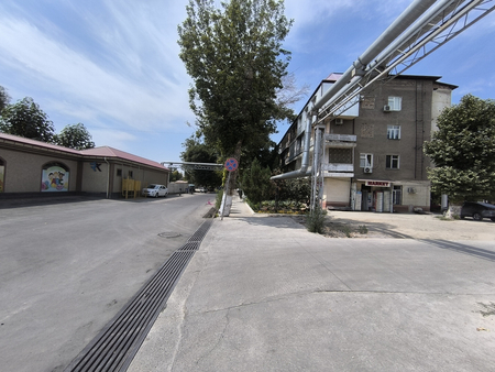 Продается квартира в центре Янгиюля.