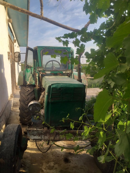 Traktor t40 sotiladi