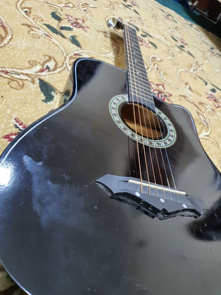 Akustika Gitara sotiladi