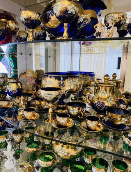Стол стулья + сервант с посудой