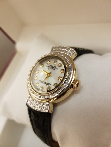 Женские золотые Rolex по доступной цене. Отличный вариант для подарка!