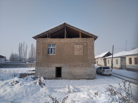 Полтара этаж уй ҳовли сотилади