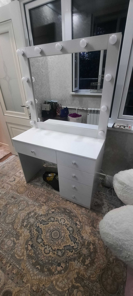 Дамский столик с лампами