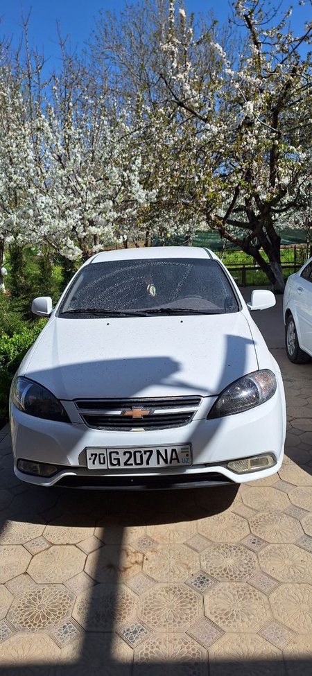 Lacetti avtomobili sotiladi