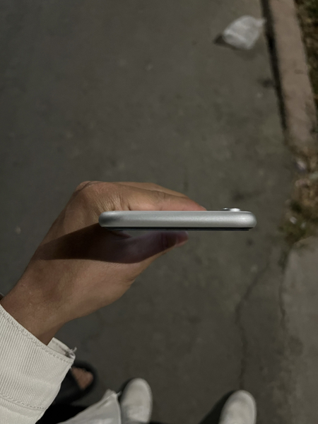 Iphone xr rangi oq ideal usiliniy qoyilgan 64gb kar dok bor 100% real
