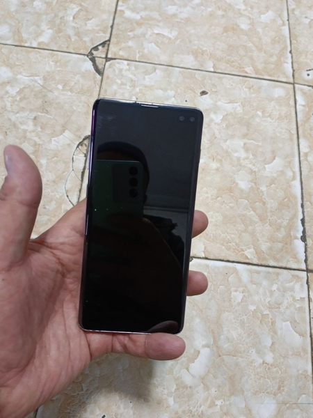 samsung s10+ 8 128 gb srochni sotiladi.