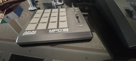 Akai    MPD   18