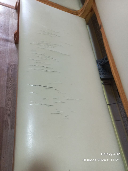 Кухонный уголок + стол и два стула