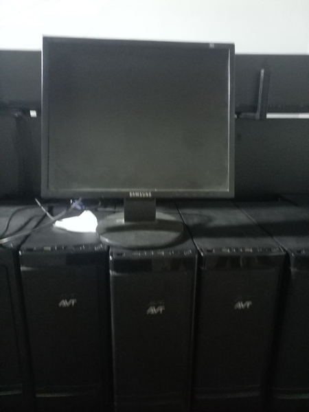 Kompyuter sotiladi komplekt 15-ta monitori bilan