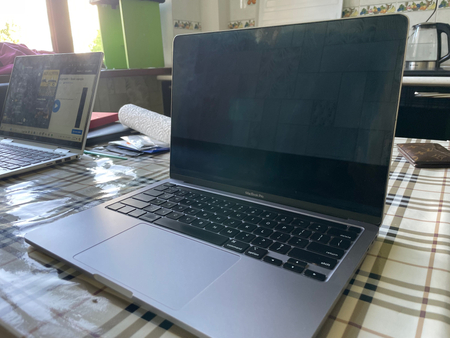 MacBook Pro 2020 - Поврежденный экран
