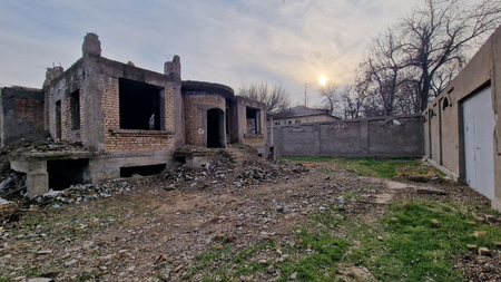Нотурар жой бино сотилади. Куп каватли турар жой курилишига кулай жой.