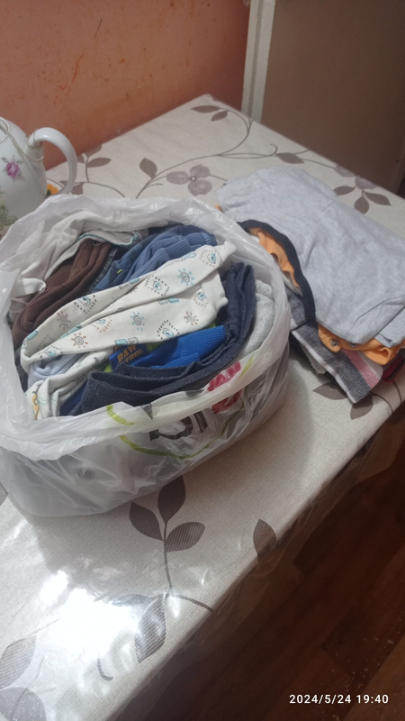 Отдам даром вещи на мальчика 1 годик.