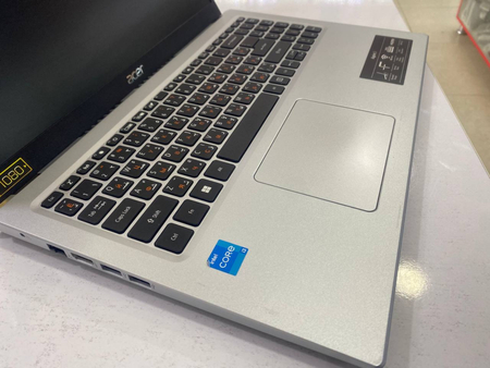 Acer core i3 tiniq holatda yangidek turibdi 4/256 ssdlik tez ishlaydi