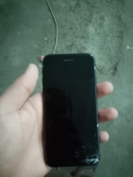 IPhone 7 32 gb ekrani ketgan kelishyiradigan joyi bor aniq oladiganlar