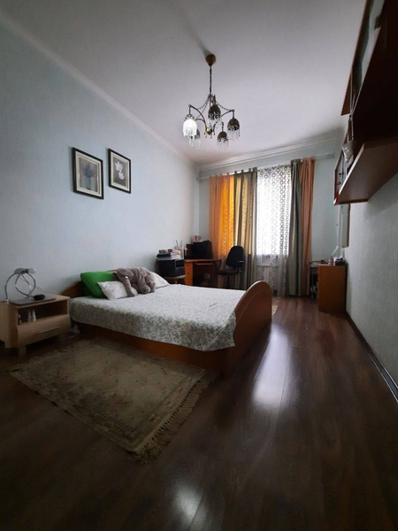 Продаётся квартира в центре города Ойбек!