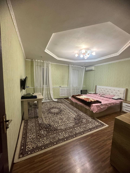 Метро ОЙБЕК.  3 х комнатная квартира срочно 600$