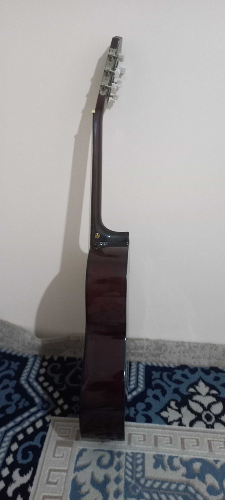 Продам гитару с чехоли.Gitara sotaman chexoli bilan birga.