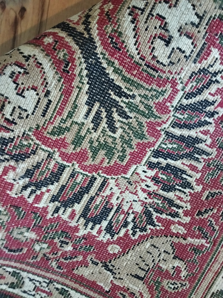 Продаётся ковёр небольшой