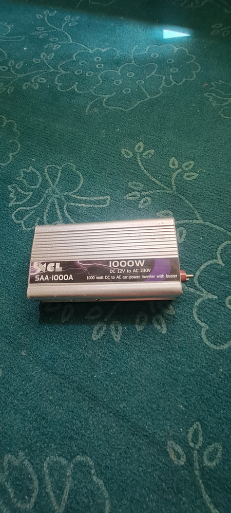 Invertor sotiladi 12 v dan 220 v