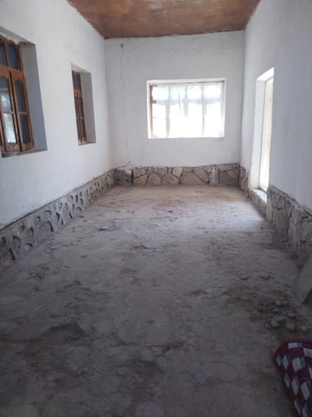 Kogon tuman Yangi Hayot posyolkasida joylashgan hovli uy tez va arzon