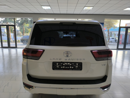 Toyota Land Cruiser 300 V6
2022 год
Пробег 14000
Объём двигателя: 4.0
