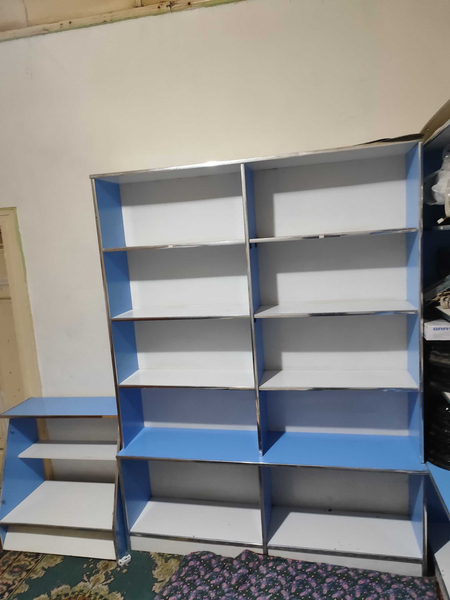 Do'kon uchun mebellar va stilajlar sotiladi