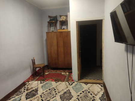 Срочно! 1хонали квартирага ижарага берилади. Яшашга шароитлари бор.