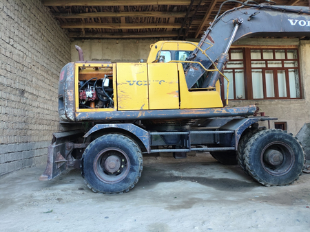 ekskavator 135 sroshna sotamiz