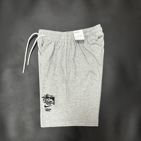 Шорты от бренда Stussy