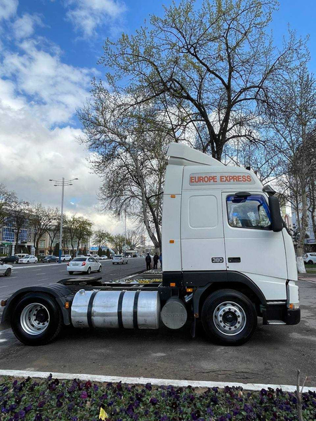 Volvo Вольво тягач 2000года