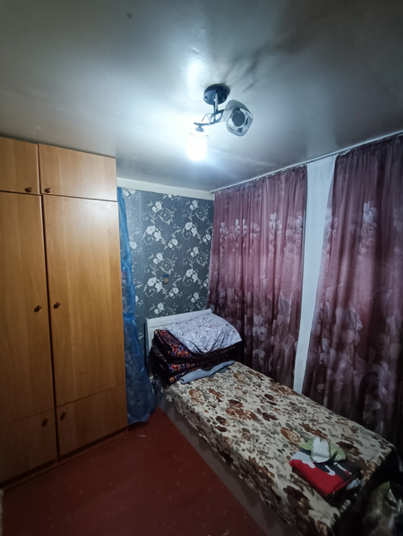 Срочно продаю 2 х ком Спутник 3.в деревянном доме у МЕТРО. Санузел раз