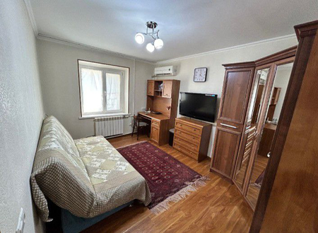 Novza metrosi oldida 2/2/4 40m² boʻlgan shinam kvartira ijaraga