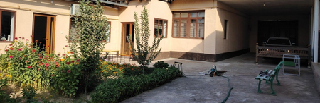 Uy hovli sotiladi.