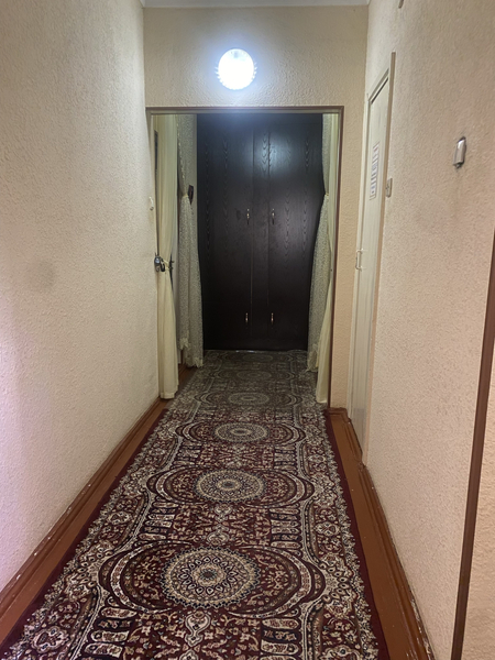 Sergeli qo’yliq 5 massivda 2 xonali kvartira sotiladi.