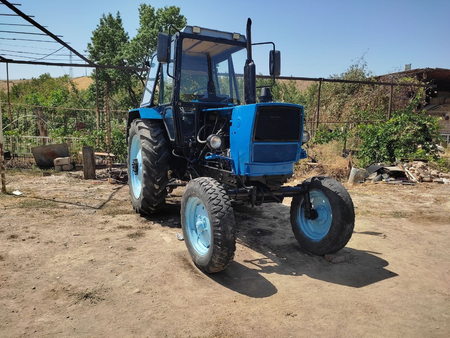 Yumz traktor sotiladi