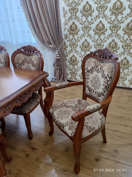 Стол и стулья в отличном состоянии