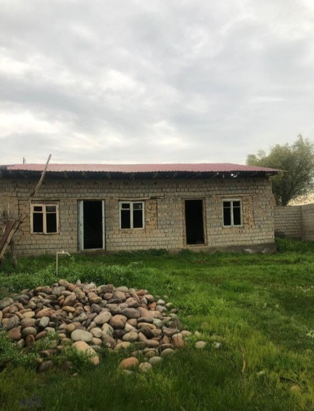 Nazarbek obod maxallada uy sotiladi