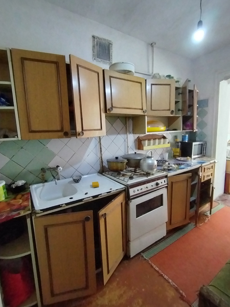 ПРОДАЕТСЯ Чирчик ш. Центральный бозор кирпичный дом 3-этаж 3х