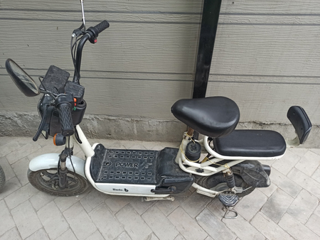 Bado skuter hamma joyi yangi yangi qora miyya qõyilgan