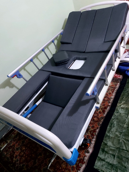 Медицинская кровать с горшком +матрас противопролежневый электрический