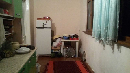 Qarshi shahri markazida 7-m.t.da 3 xonali 4 qilingan 93 kv uy sotiladi