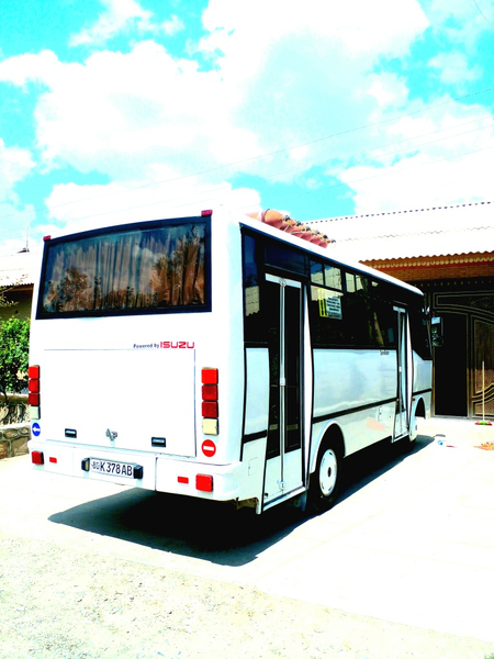 Isuzu avtobus sotiladi