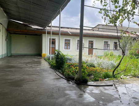 Mirobod 7 sotix xovli sotiladi SROCHNO
Umumiy xonalar 10ta Fasad 24/30