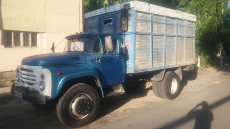 Zil 130 pritsepi bilan srochni sotiladi