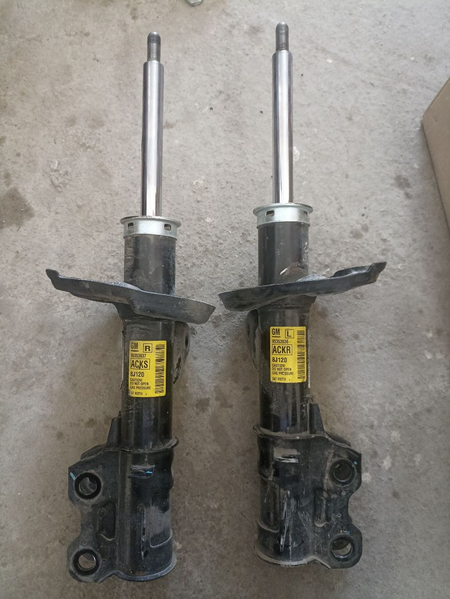 Продам амортизаторы 2 шт. Tracker-1 GM родной