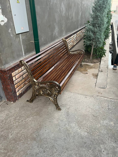 Чугунная скамейка