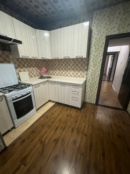 Срочно. Ц-квартал. ор: Метро мирзо Улугбек. 3/4/5. 100м² Кирпич.